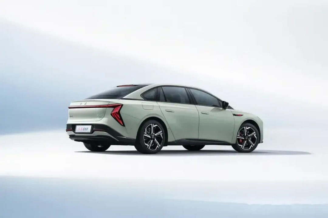 FMEs超级架构打造 搭载量产最快转速后电机 红旗EH7上市售22.98万元起_有车智联